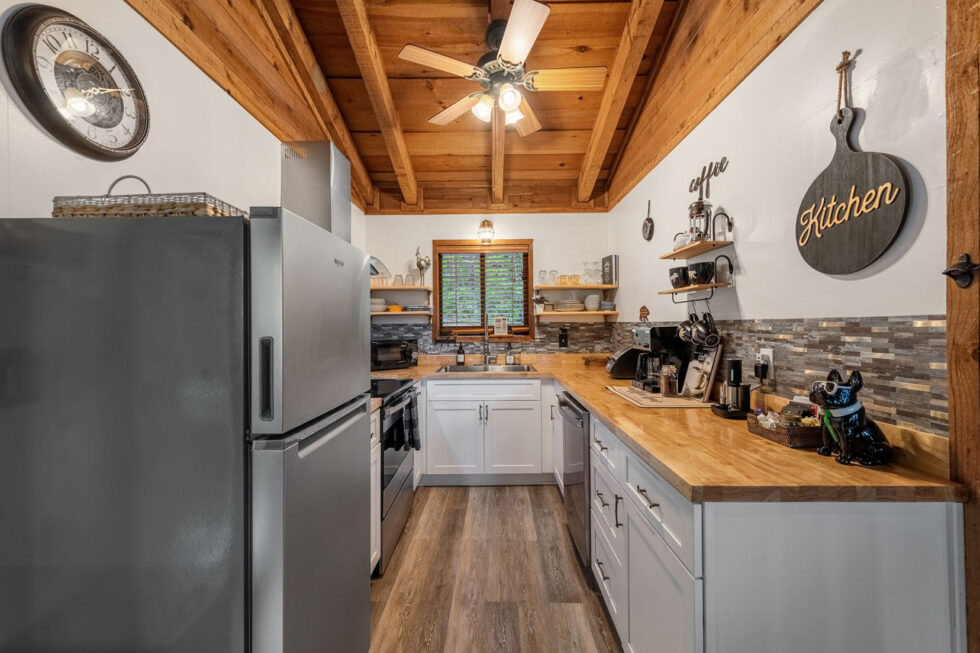 Romantic Cabin Getaway: Secret Couples Playhouse In Blue Ridge