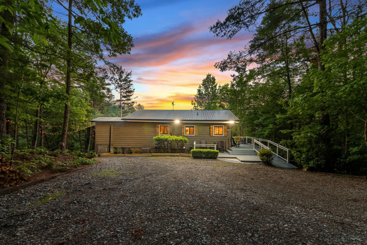 Romantic Cabin Getaway: Secret Couples Playhouse In Blue Ridge