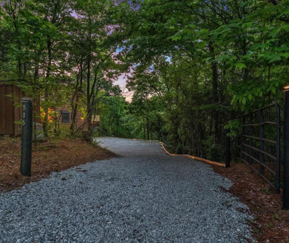 Secret Box Cabin: Romantic Getaway With A Secret Room Clayton, GA